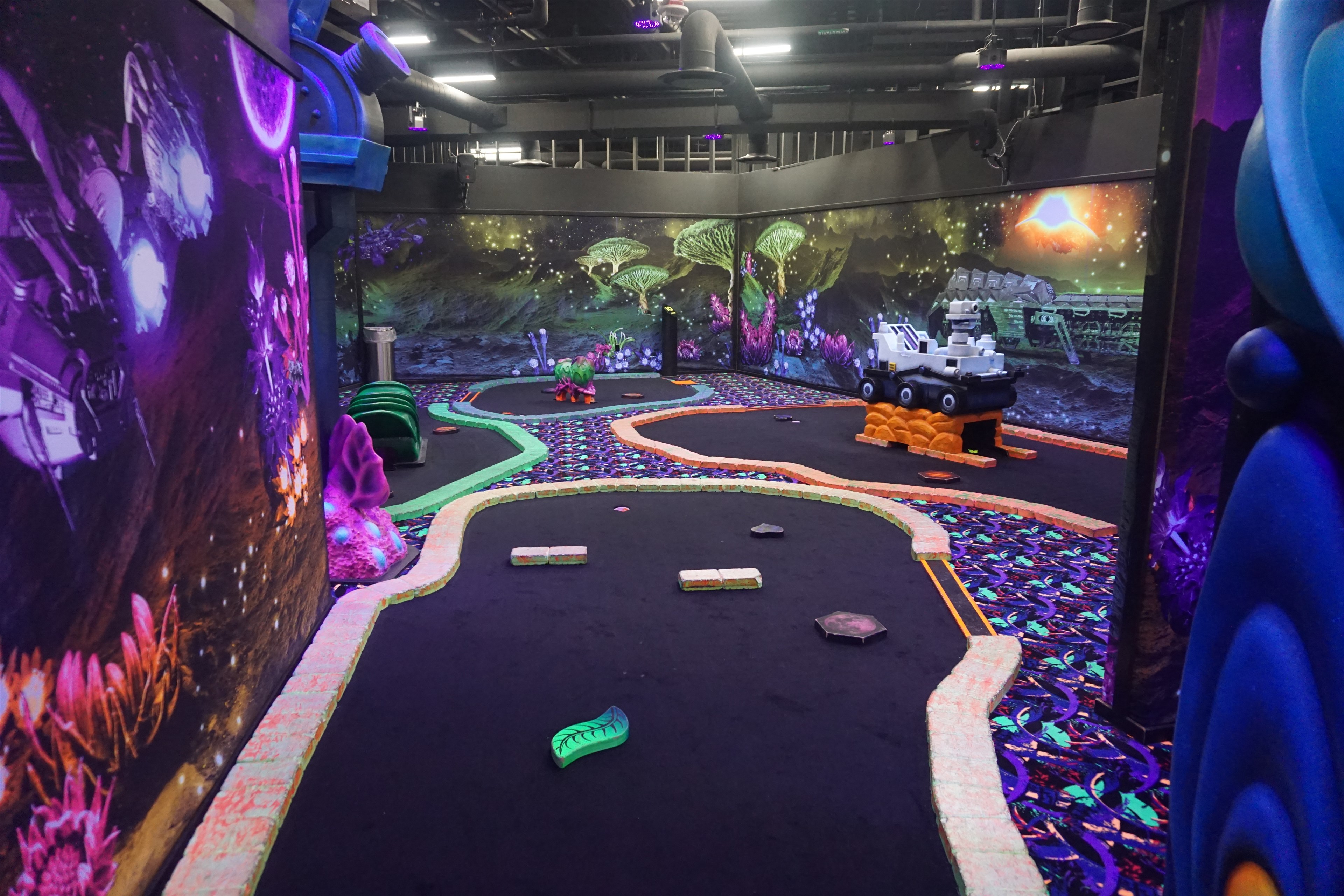 Locations Hub - American Dream - Blacklight Mini Golf