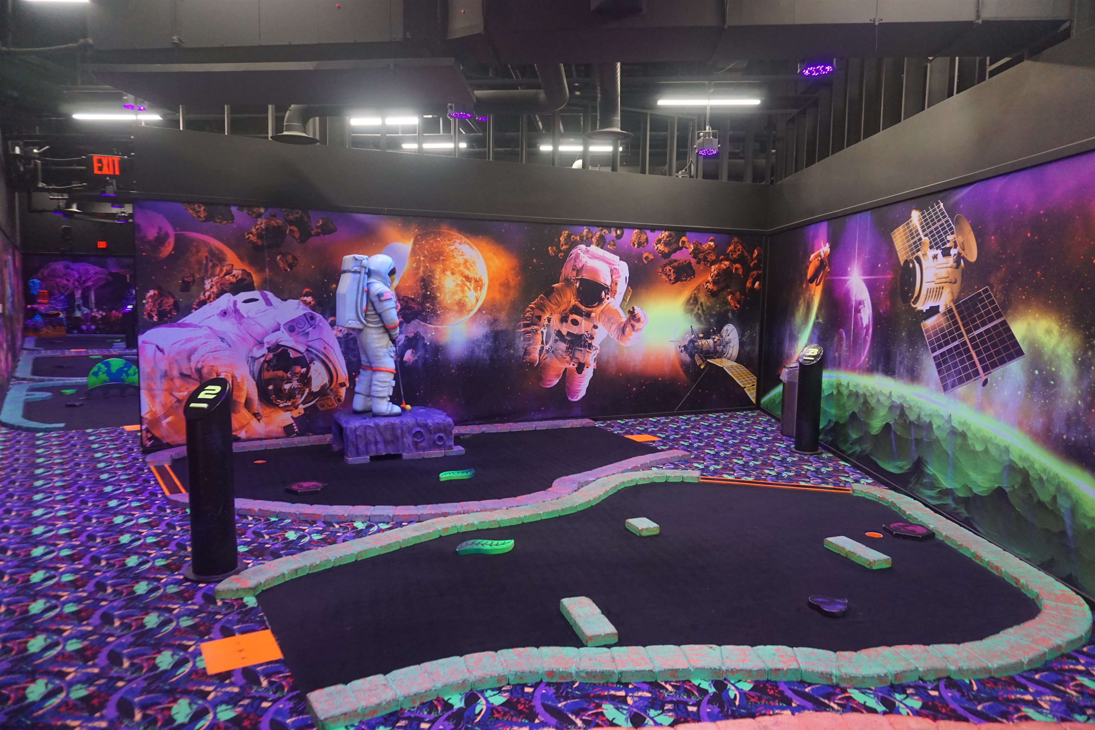 Locations Hub - American Dream - Blacklight Mini Golf